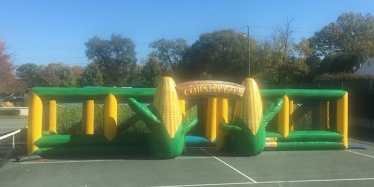GIANT INFLATABLE CORN MAZE - Moonwalks And More